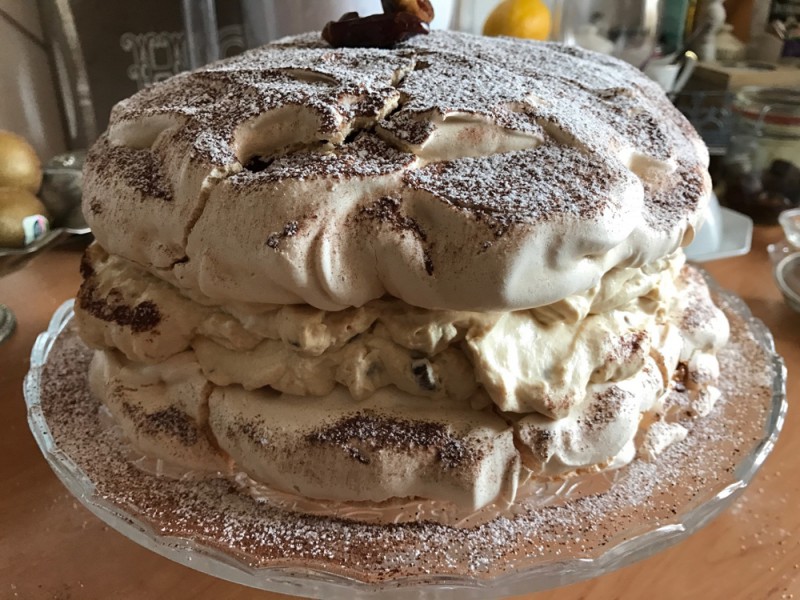 Tort dacquoise z orzechami i daktylami | Moje Wypieki