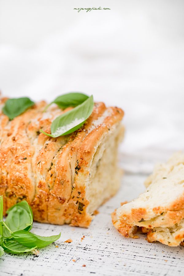 Odrywany chlebek z ziołami, czosnkiem i parmezanem - przepis | Moje Wypieki