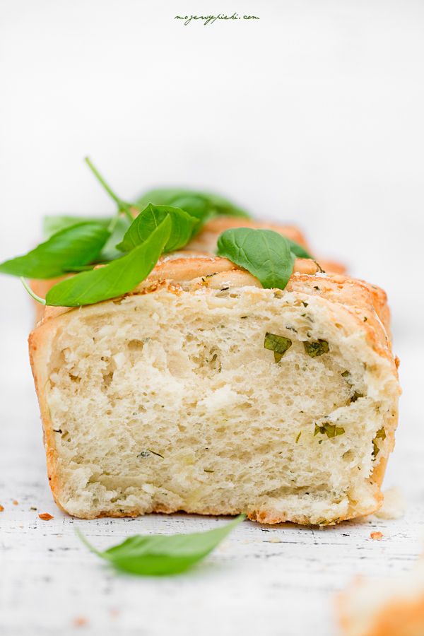Odrywany chlebek z ziołami, czosnkiem i parmezanem - przepis | Moje Wypieki