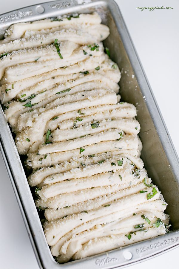 Odrywany chlebek z ziołami, czosnkiem i parmezanem - przepis | Moje Wypieki