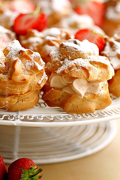 Mini-ptysie z kremem truskawkowym - Moje Wypieki