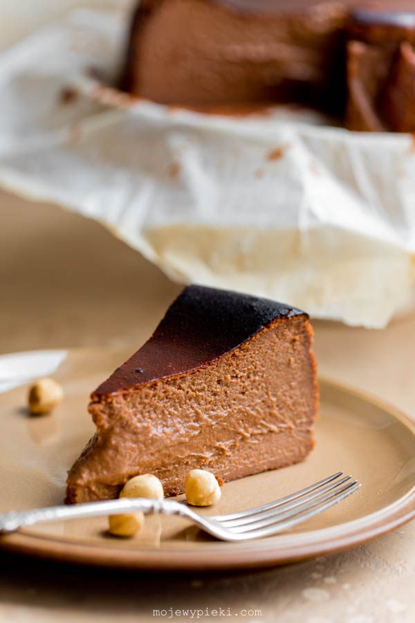Sernik baskijski z orzechami laskowymi i czekoladą - Moje Wypieki